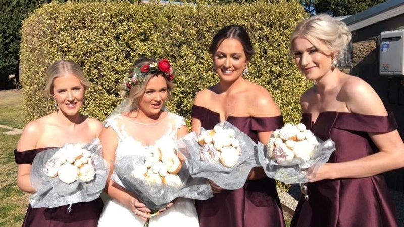 Sydney bride gets married with bouquet made of doughnuts - BBC News