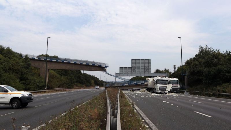 M20 motorway shut after lorry crash causes bridge collapse - BBC News