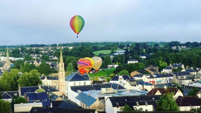 In pictures: Strathaven Balloon Festival brightens skies - BBC News