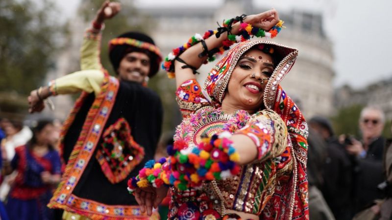 Diwali: London celebrations begin in Trafalgar Square - BBC Newsround