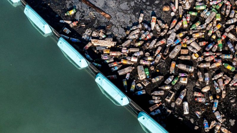 Ocean plastic: How tech is being used to clean up waste problem - BBC News