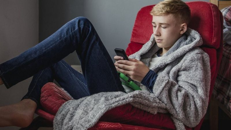 Tips on how to limit excessive screen time - BBC News