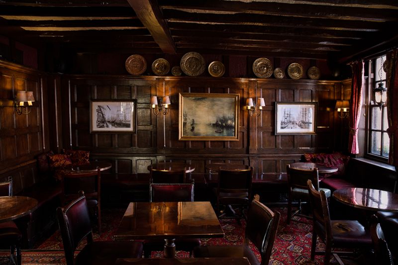Tales from the bar - a tour of London's 'great pubs' - BBC News