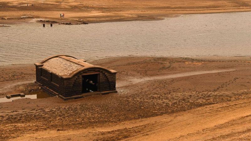 Ladybower Reservoir's flooded village vandalised - BBC News