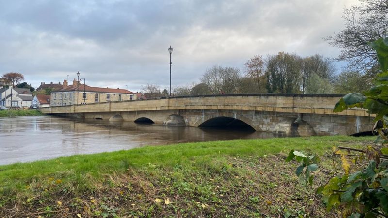 Tadcaster Bridge closed to traffic for second time in month - BBC News
