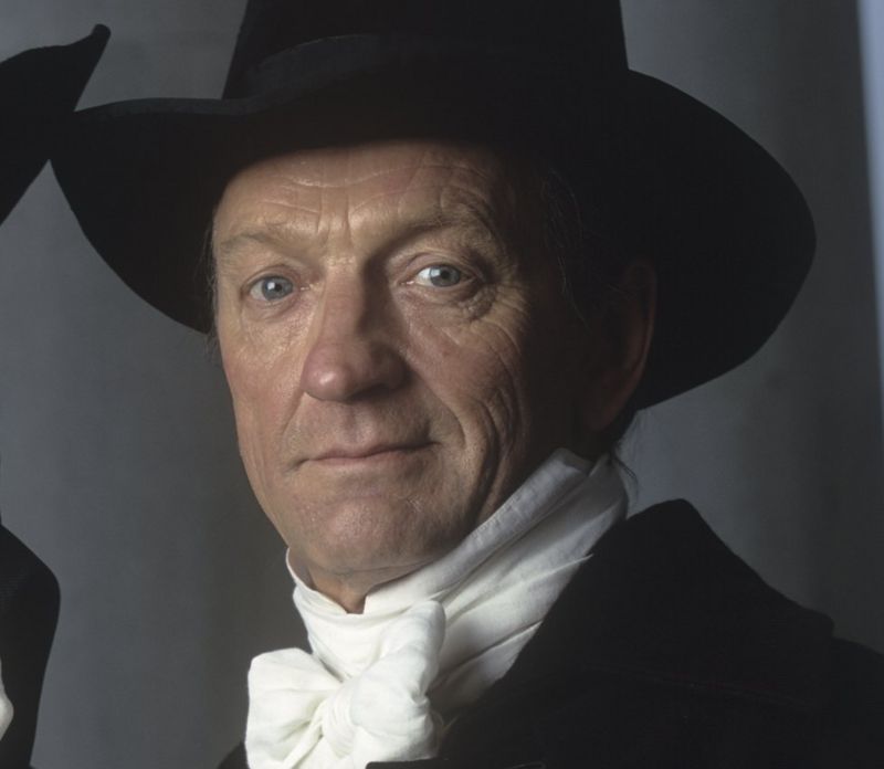 Actor John McEnery cleared of scaring barmaid - BBC News