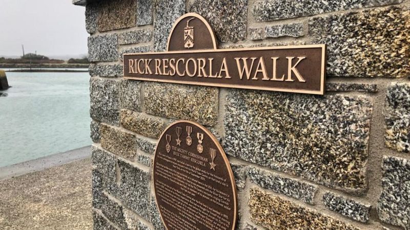 9/11 rescuer Rick Rescorla honoured with Hayle walk and plaque - BBC News