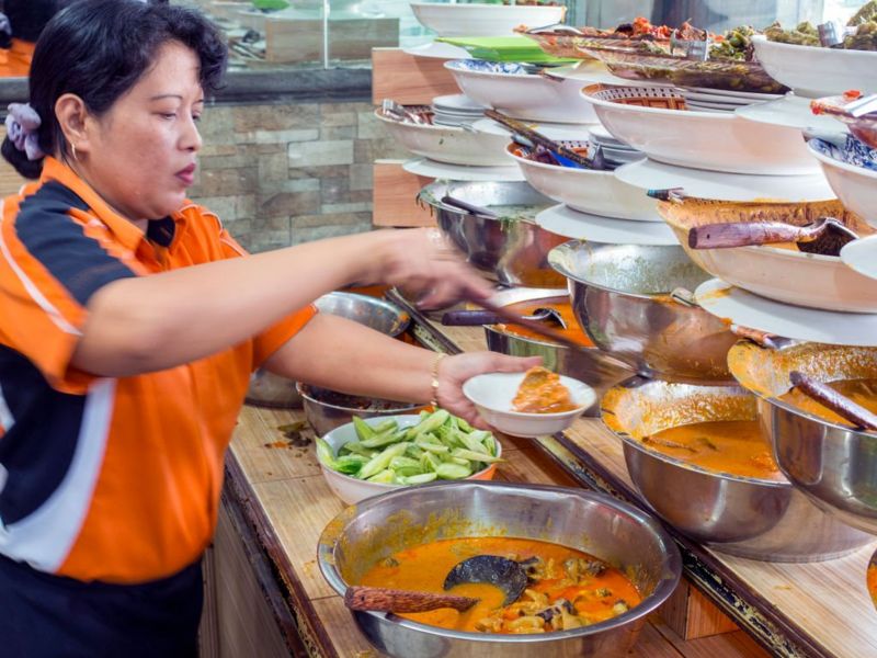 Rendang, tradisi merantau orang Minang dan sejarahnya yang rumit - BBC ...