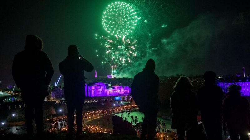 Spectacular new year firework displays welcome 2018 - BBC News