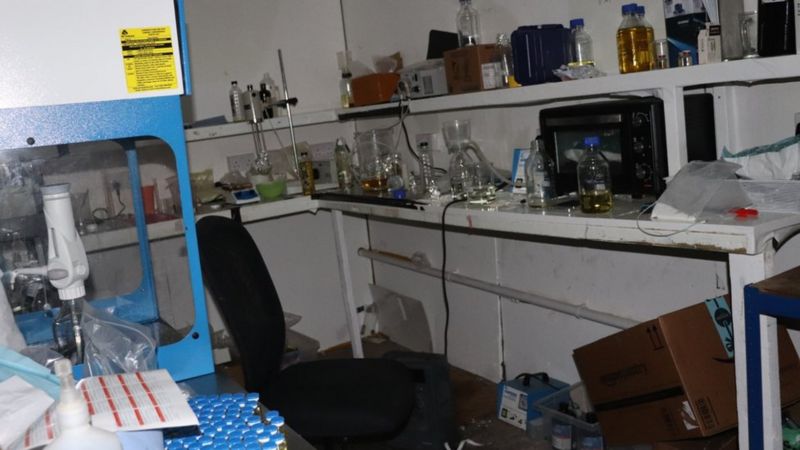 Bomb team called after Kent 'drugs lab' discovered - BBC News
