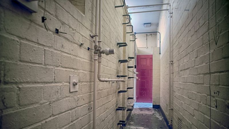 Blundeston Prison: Inside Reggie Kray's old prison cell - BBC News