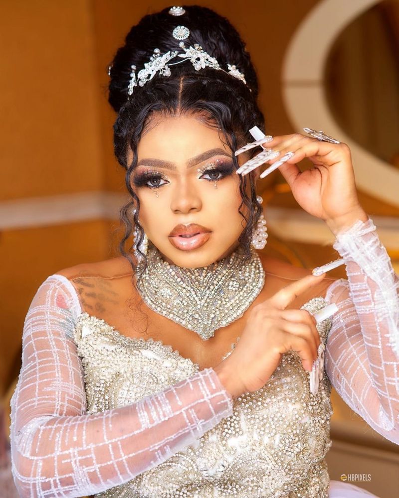 Bobrisky New Pictures: Lekwa ihe ndị mmadụ na-ekwu maka ya - BBC News Ìgbò