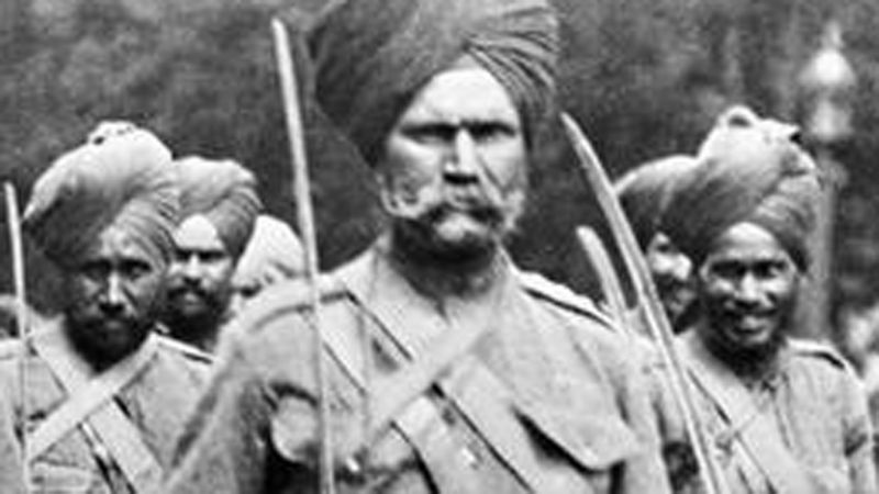 Three generations united by the hell of war - BBC News