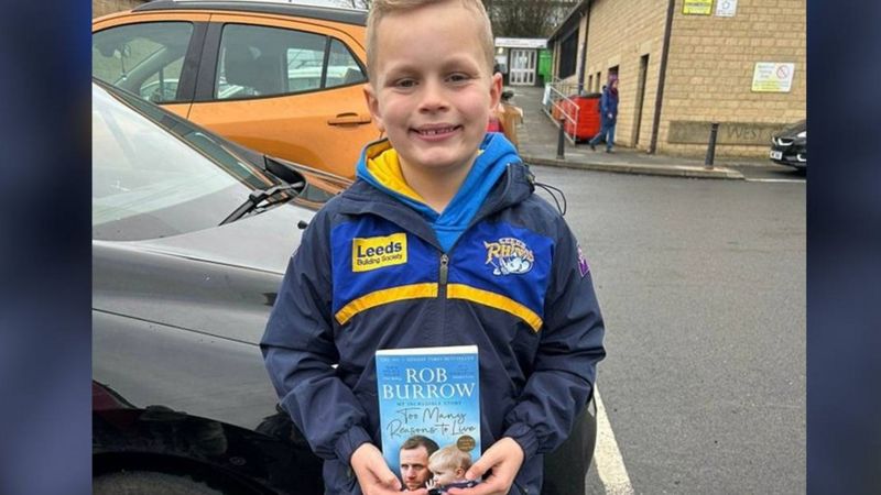 Rob Burrow: Leeds Rhinos star's mural vandalised - BBC News