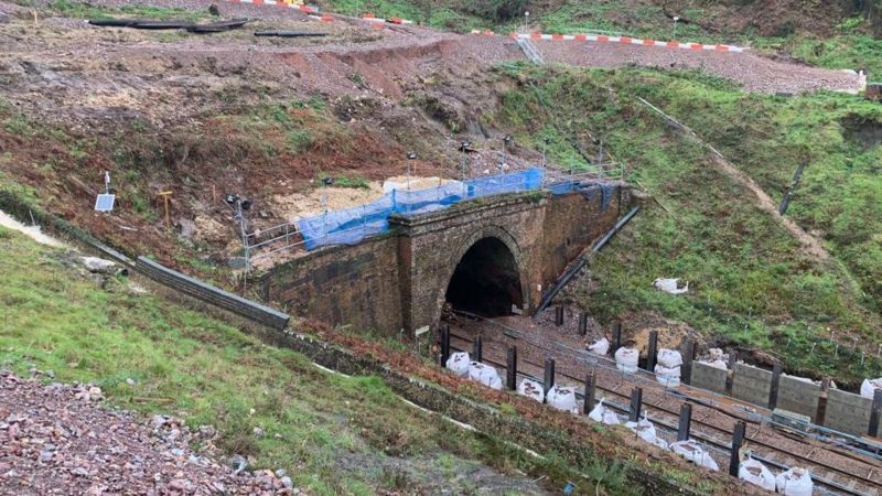 Landslide Exeter rail line to close again this weekend - BBC News