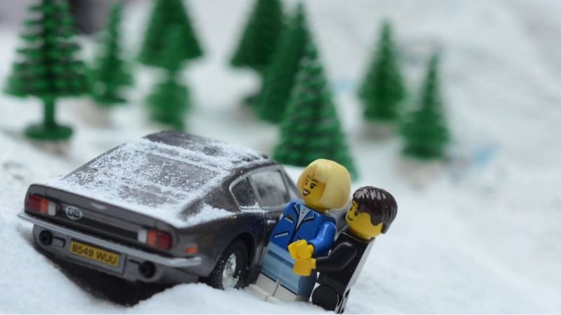 Coronavirus: Lego used to explain social distancing to children - BBC News