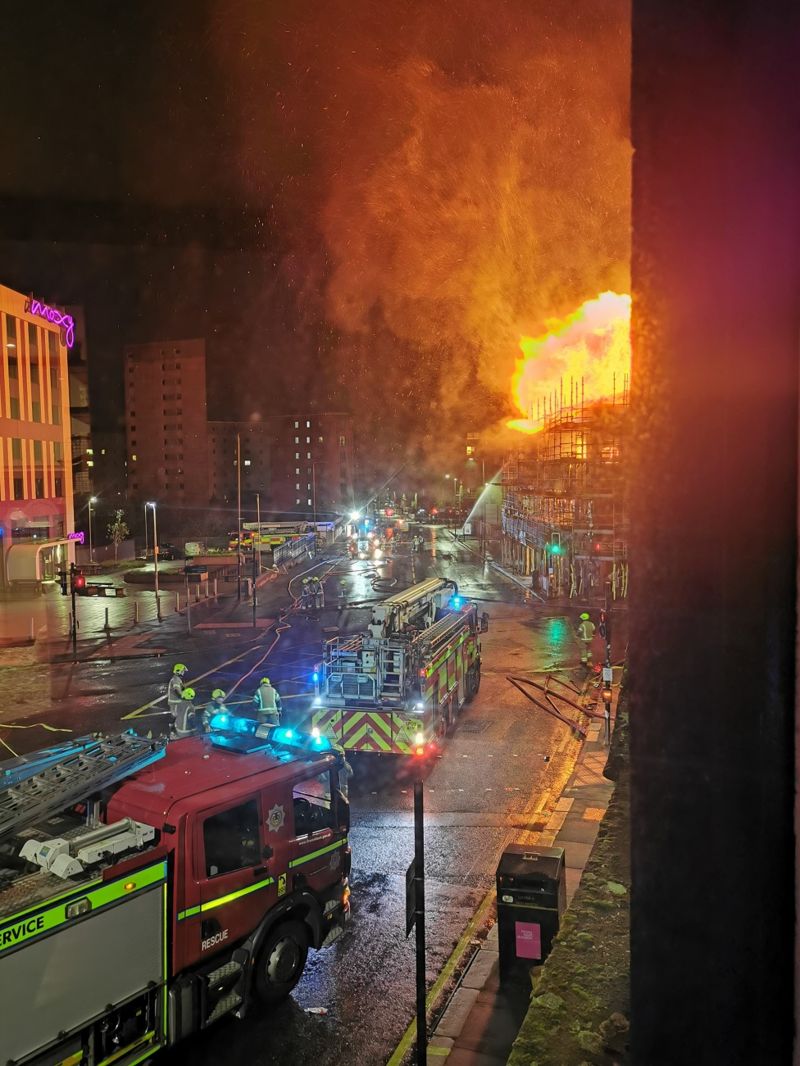 Fire crews tackle large blaze in Glasgow city centre - BBC News