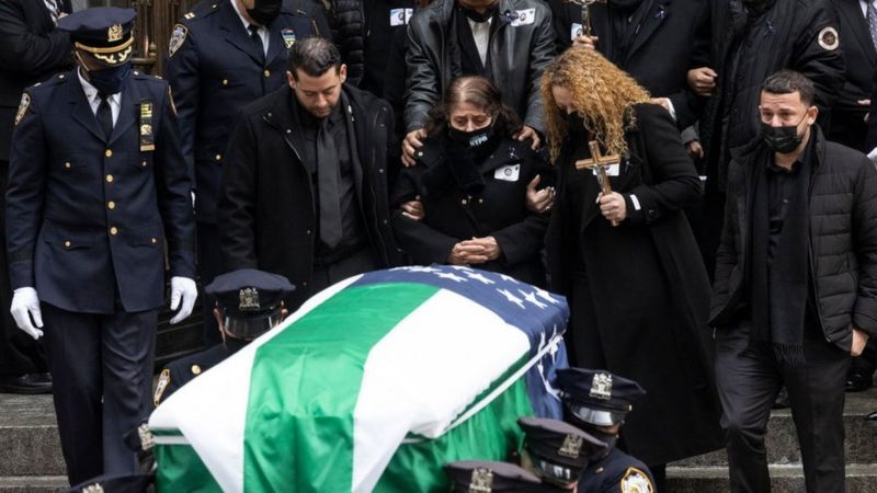 Number of US police officers murdered up by 59% - FBI - BBC News