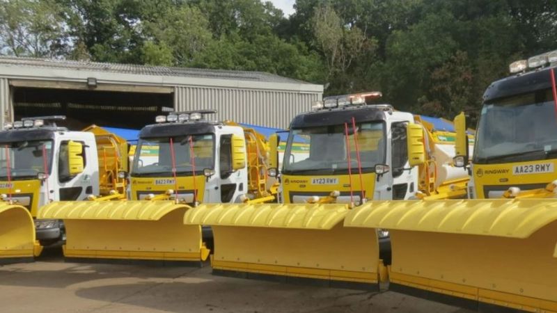 Zoe Ball 'speechless' after Hertfordshire gritter lorry reveal - BBC News