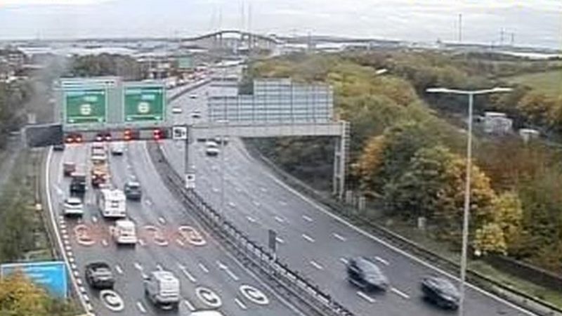 M25 Dartford Crossing closed as protesters climb bridge - BBC News