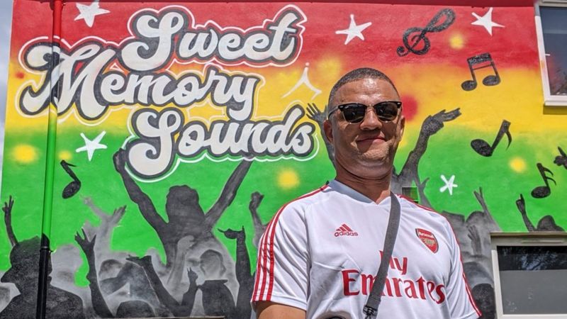 DJ Derek: Mural celebrates legend of Bristol's music scene - BBC News