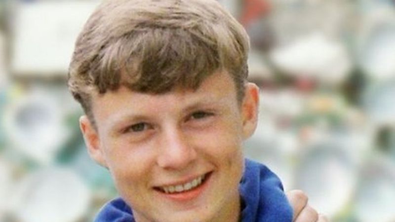 Lee Boxell: New appeal on anniversary of 1988 missing-boy case - BBC News