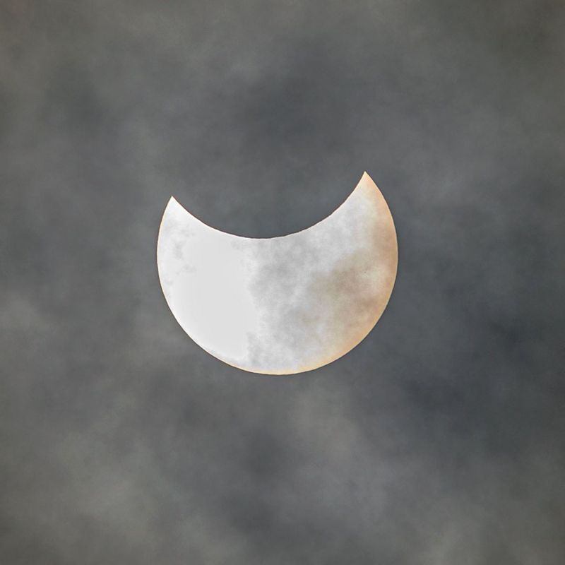 In pictures: Solar eclipse as seen from the UK - BBC News
