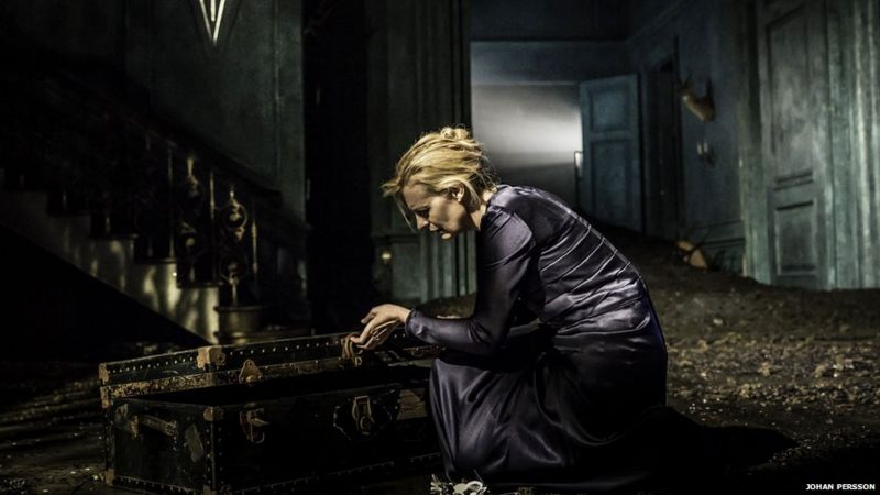 Benedict Cumberbatch 'magnificent' as Hamlet - BBC News