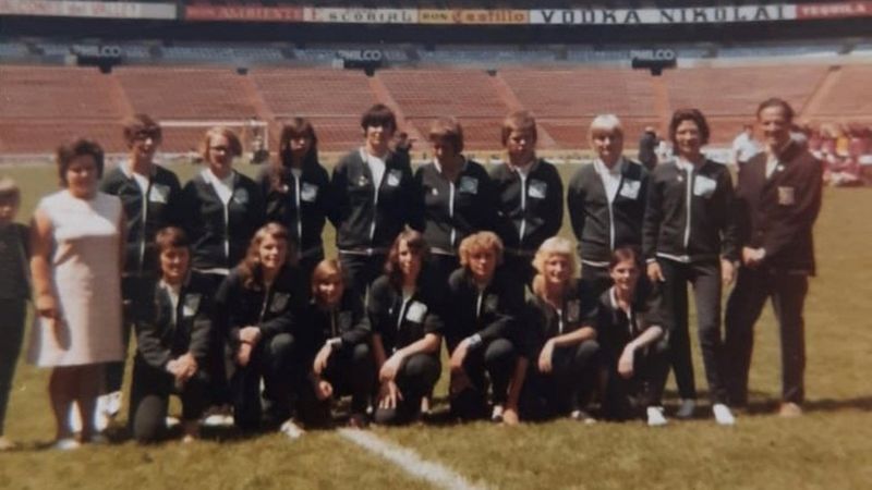 Pioneers of women's football to receive blue plaque in Luton - BBC News