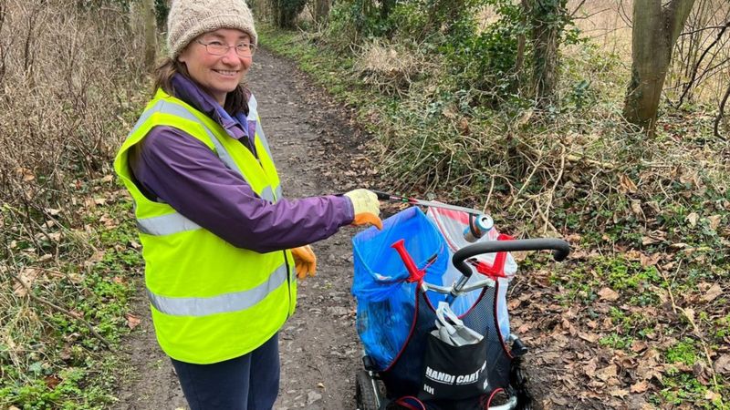 Evesham woman targets litter with daily pick pledge - BBC News