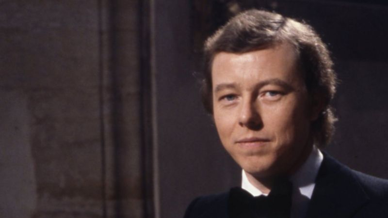 Former pop singer turned priest Peter Skellern dies - BBC News