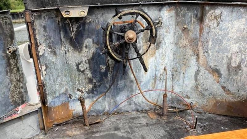 Sprotbrough 'arson attack' hits historic Wyre Lady vessel - BBC News