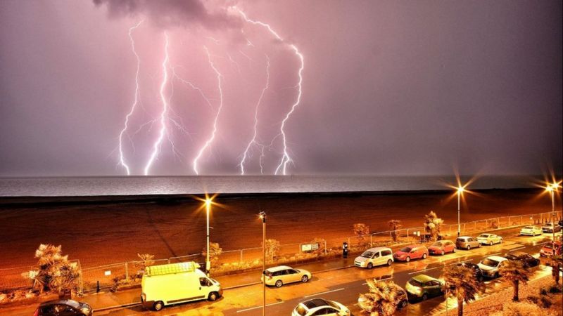 Lightning storm blazes across Queensland skies - BBC News