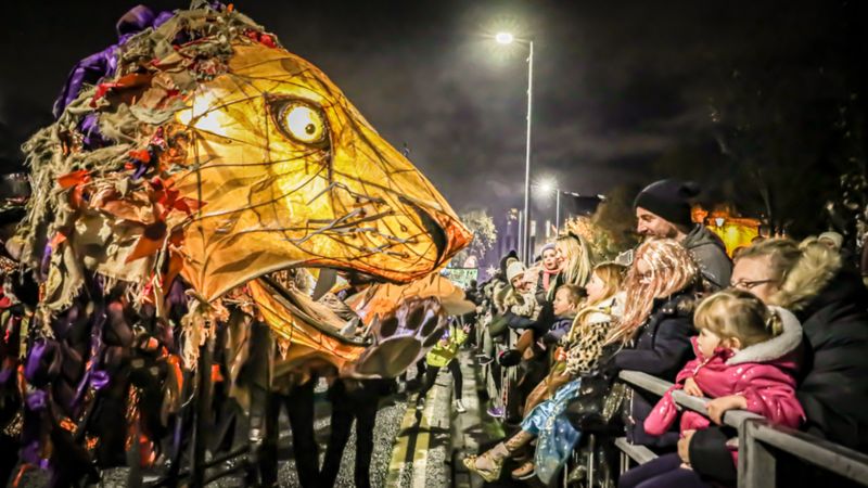 In pictures: Record crowds for Paisley Halloween Festival - BBC News