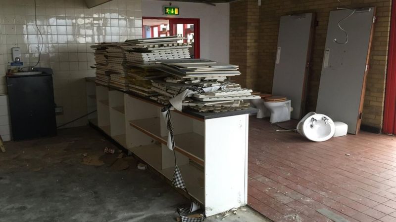 Protesters fight to reopen Ryde Arena ice rink - BBC News