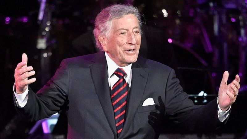 Tony Bennett: Legendary singer retires from stage aged 95 - BBC News
