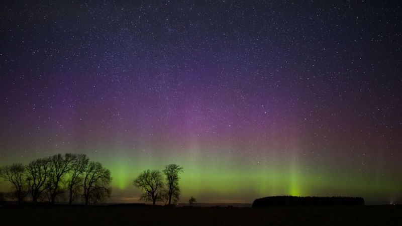 Snow hits higher parts of the north of England - BBC News