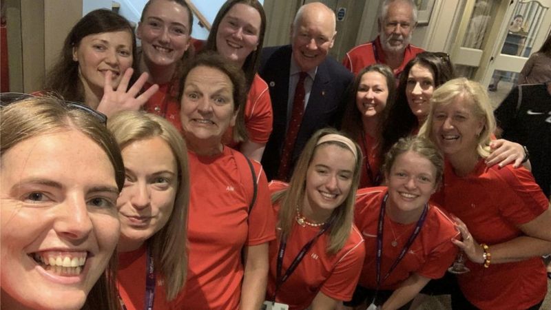 Manx governor and wife hail volunteers as 'world's best' - BBC News