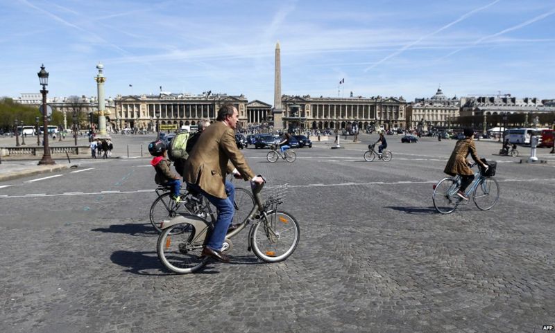 The city that lets cyclists jump red lights - BBC News