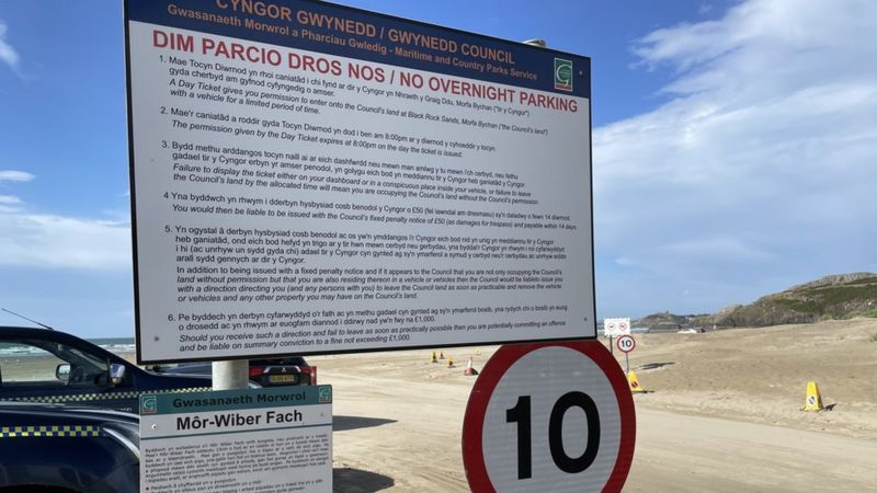 Morfa Bychan: Gwersyllwyr 'yn gwagio'u toiledau' ar dwyni tywod - BBC ...