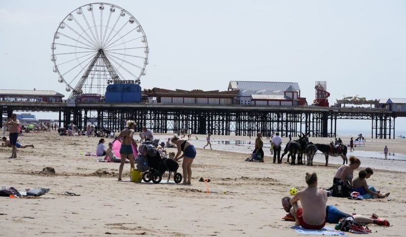 In pictures: UK soaks up sun as heatwave set to continue - BBC News