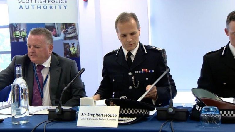 Sir Stephen House to quit as Police Scotland chief constable - BBC News