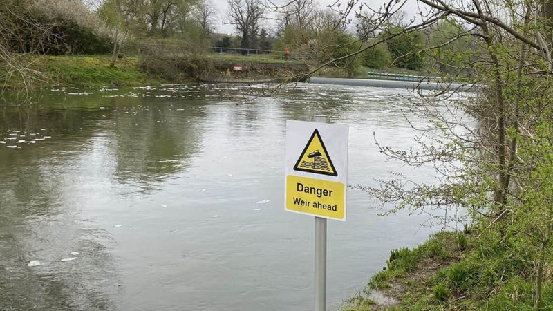 Bedford: Man, 18, dies after 'playing in water' at Cardington Lock ...