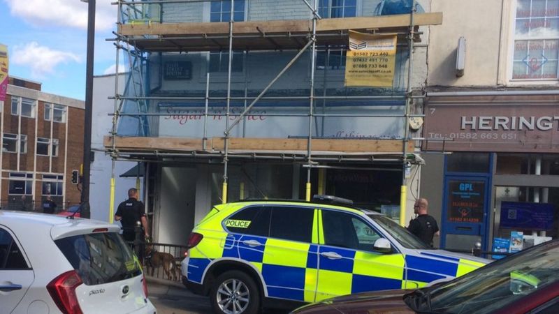 Man stabbed in leg outside Dunstable newsagent - BBC News