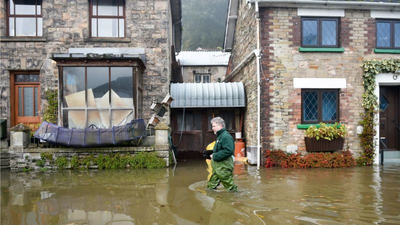 Road flooded in Gloucestershire village of Lower Lydbrook - BBC News