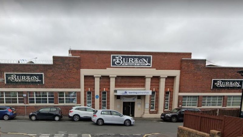 Arcadia Leeds Burton site: 400 jobs to go - BBC News