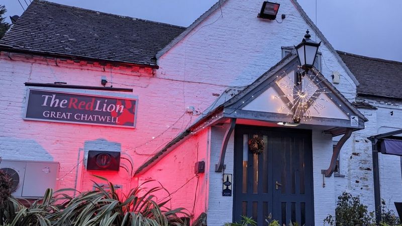 Great Chatwell pub helps struggling locals at Christmas - BBC News