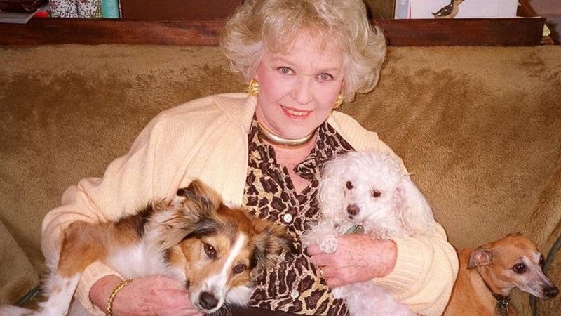 Katie Boyle: Former TV personality dies aged 91 - BBC News