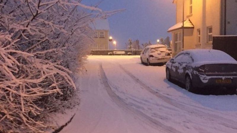 Met Office issues yellow warning for snow and ice in NI - BBC News