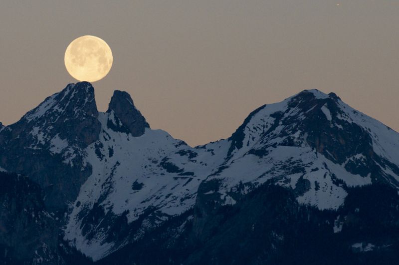 In pictures: Stunning Wolf Moon dazzles around the world - BBC News